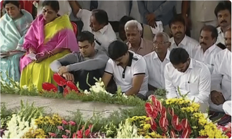 వైఎస్సార్‌కు ఘన నివాళులర్పించిన సీఎం జగన్ | Ap cm ys jagan mohan reddy ...