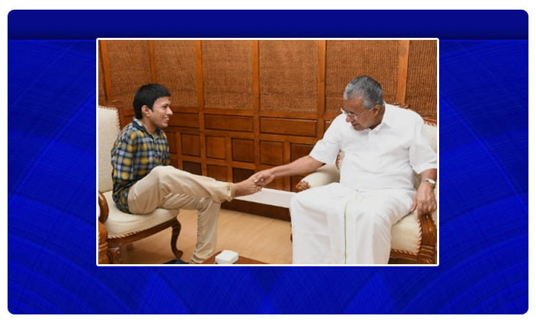 సీఎంకు కాలితో షేక్‌హ్యాండ్‌..ఎందుకో తెలుసా..? | Differently abled ...