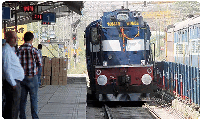 వుమెన్స్ డే.. ఆ రైలులో అంతా మేమే! | Female employees on the train for ...