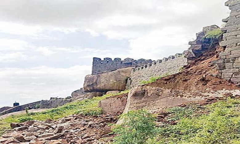కూలిన గోల్కొండ కోట ప్రహారీ గోడ | Collapsed golconda fort compound wall ...
