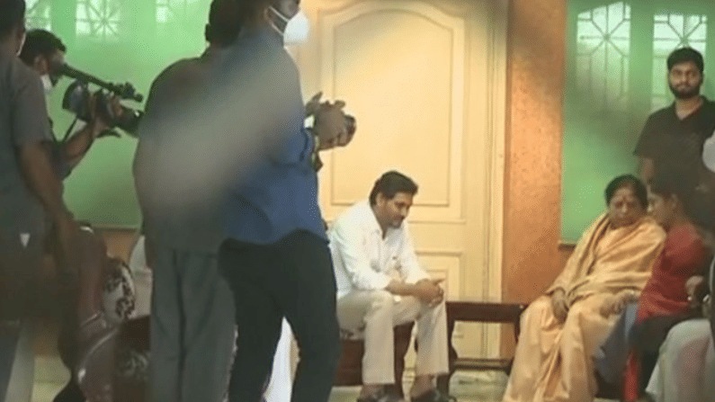 కర్నూలు జిల్లా అవుకు వెళ్లిన సీఎం జగన్, చల్లా రామకృష్ణారెడ్డి ...