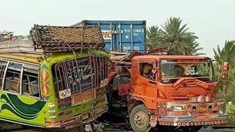 Pakistan Accident: ఘోర రోడ్డు ప్రమాదం.. 27 మంది దుర్మరణం.. 40 మంది ...