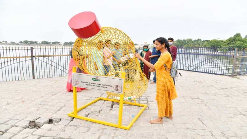 Water Bottle Shaped Dustbin: పర్యాటకులతో కళకళాడే నెక్లెస్ రోడ్ ...