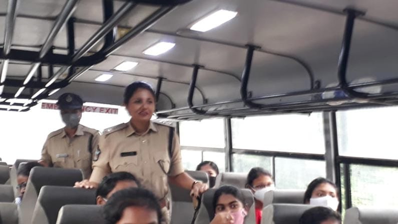 Deepika Patil IPS: ఫీమేల్ స్టూడెంట్స్‌తో కలిసి బస్సులో ప్రయాణించిన ...
