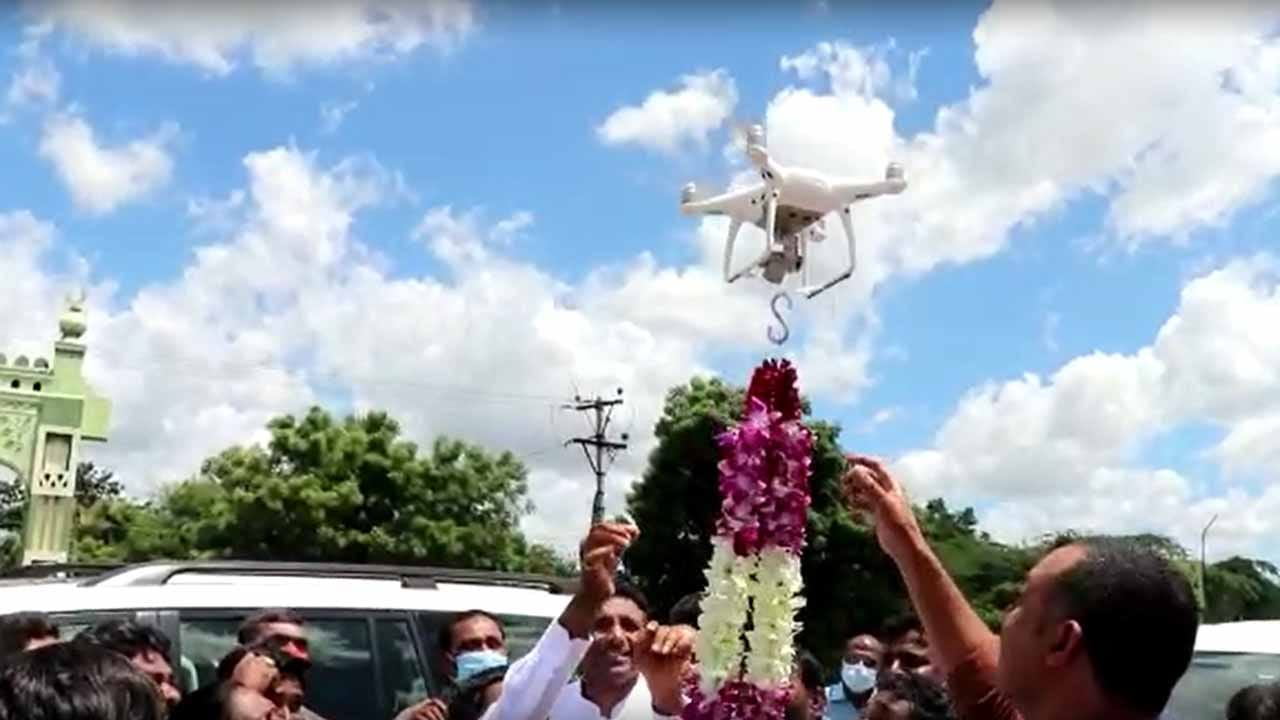 Goutham Reddy: డ్రోన్‌తో గౌతమ్ రెడ్డికి పూలమాల.. ఆత్మకూరులో మంత్రికి ...