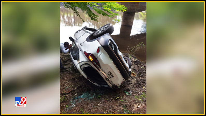 Car Accident: కాలువలో బోల్తా పడ్డ కారు.. వెన్నులో వణుకు పుట్టించే ...