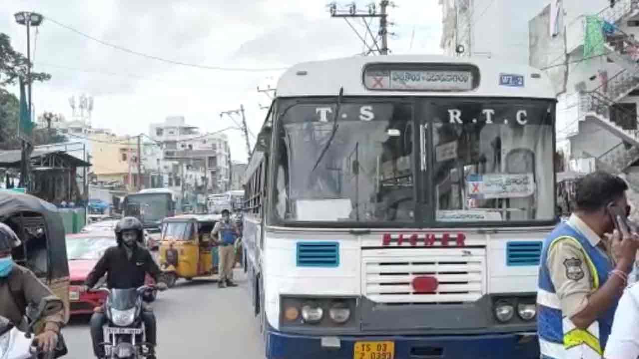 RTC Bus Driver: బస్సు రన్నింగ్‌లో ఉండగా డ్రైవర్‌కు గుండెపోటు ...