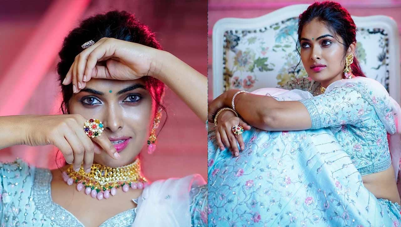 నీలి రంగు లంగా ఓణీలో మత్తెక్కించే కంటి చూపుతో కుర్రకారు గుండెల్లో ...