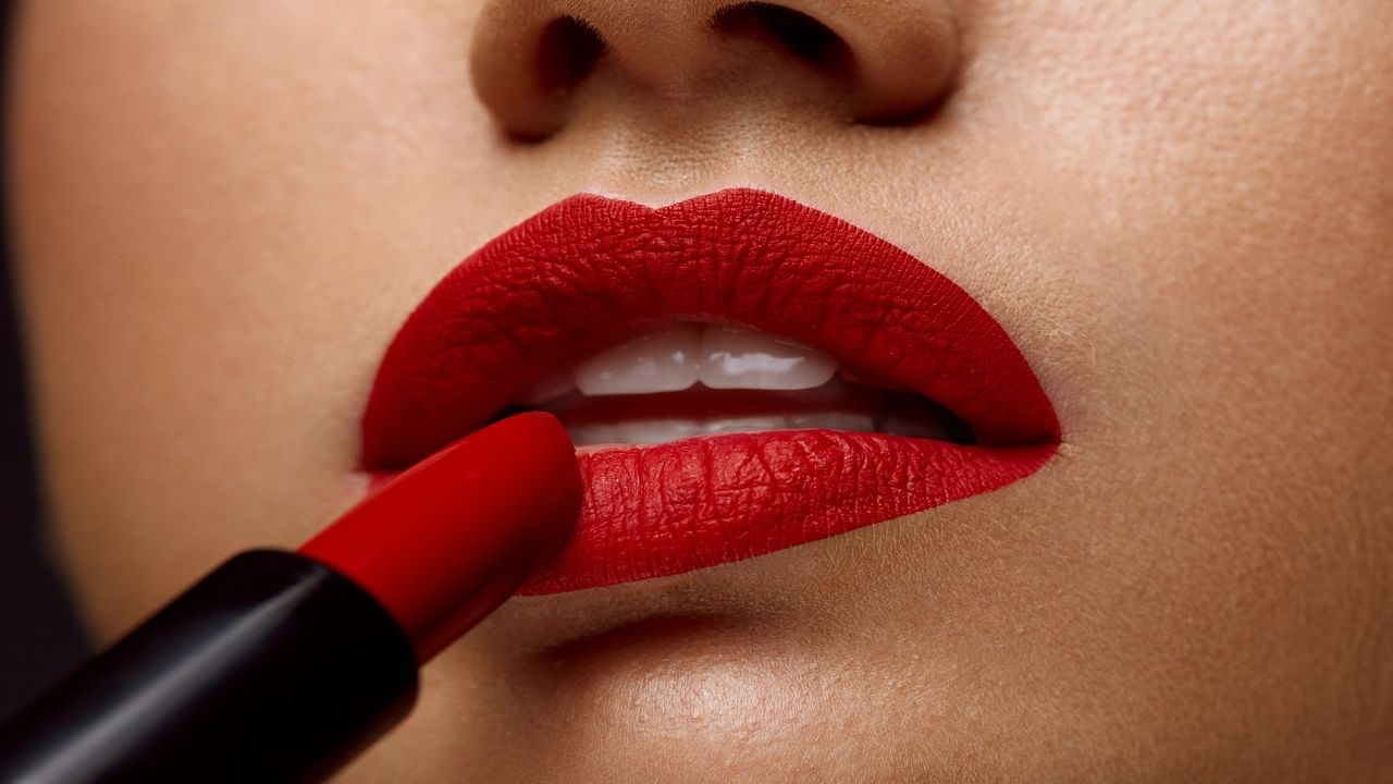 Lipstick Side Effects: లిప్‌స్టిక్‌ ఎక్కువగా వాడుతున్నారా.. అయితే మీరు ...