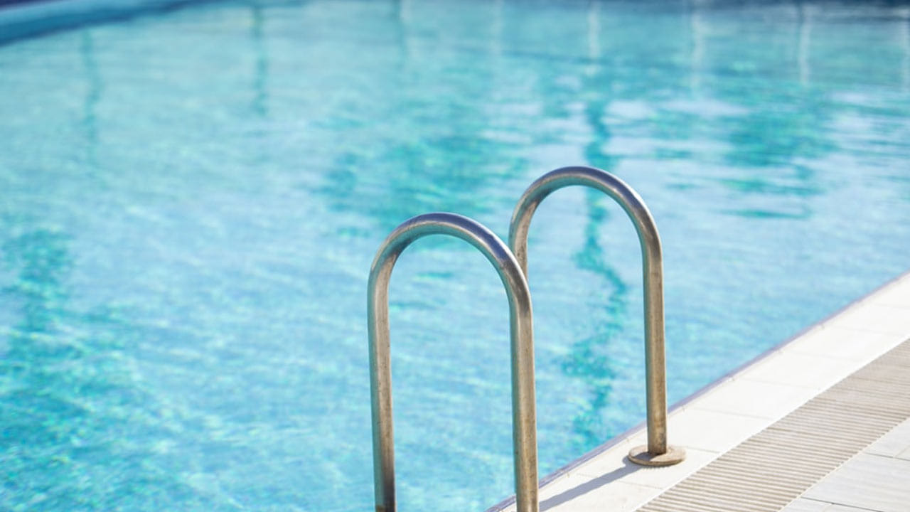 Actress: స్విమ్మింగ్‌ పూల్‌లోకి దూకిన నటి.. అంతలోనే ఆస్పత్రి బెడ్‌పై ...