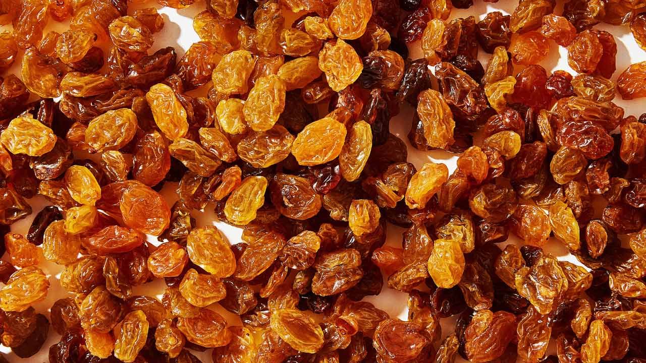 Raisins Side effects: ఎండుద్రాక్ష ఎక్కువగా తింటున్నారా? ఈ ప్రమాదం ...