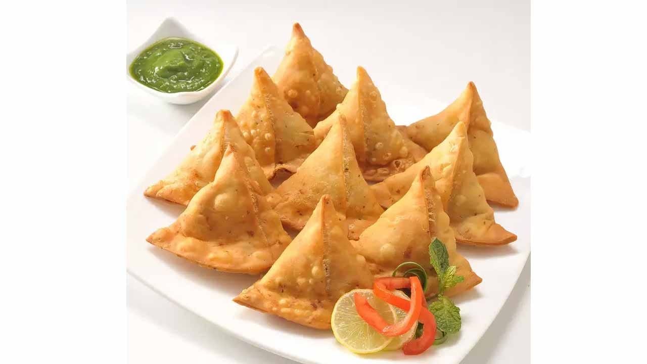 ఇదెక్కడి గోల.. సమోసాలు తయారు చేసినా.. కొన్నా.. తిన్నా నేరమే.. కారణం ...