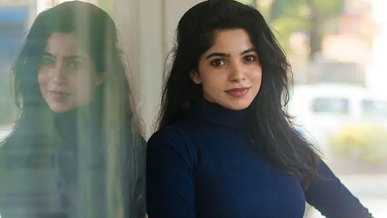 Divyabharathi: కుర్రాళ్ళ గుండెల్లో బాణాలు గుచ్చుతున్న జూనియర్ దివ్య ...