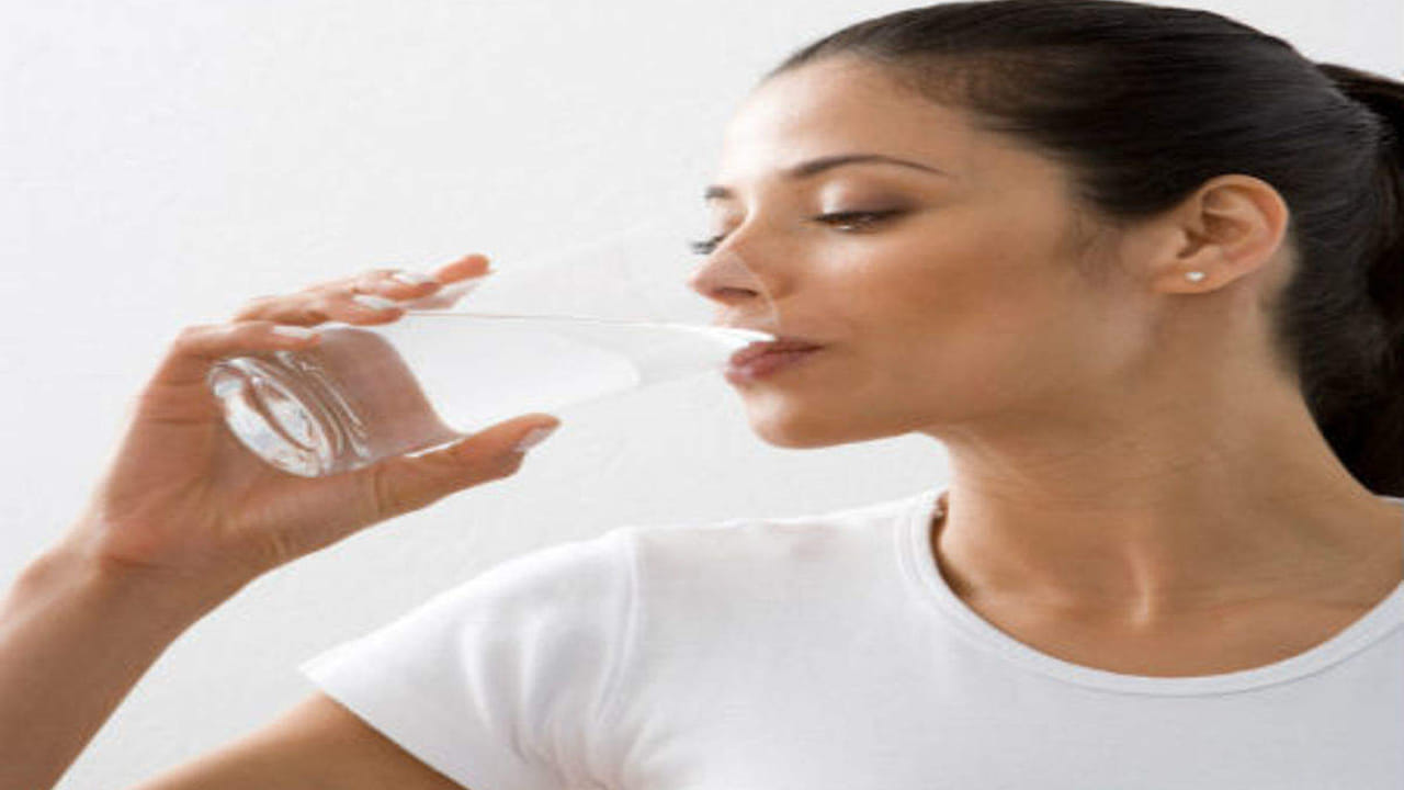 Drinking Water: వేసవిలో నీళ్లు ఎక్కువగా తాగుతున్నారా? అయితే ఈ సమస్యలు ...