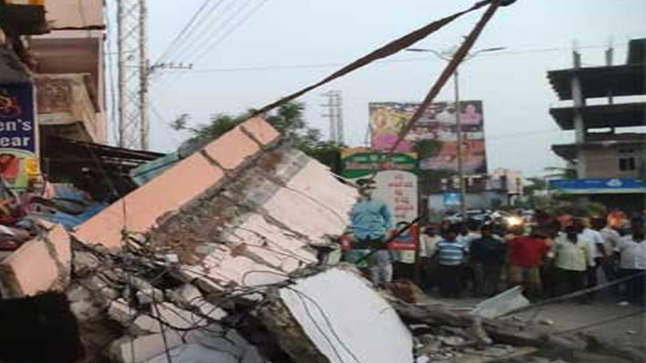 Telangana: యాదగిరిగుట్టలో ఘోర ప్రమాదం.. భవనం కూలి నలుగురు మృతి - Telugu ...