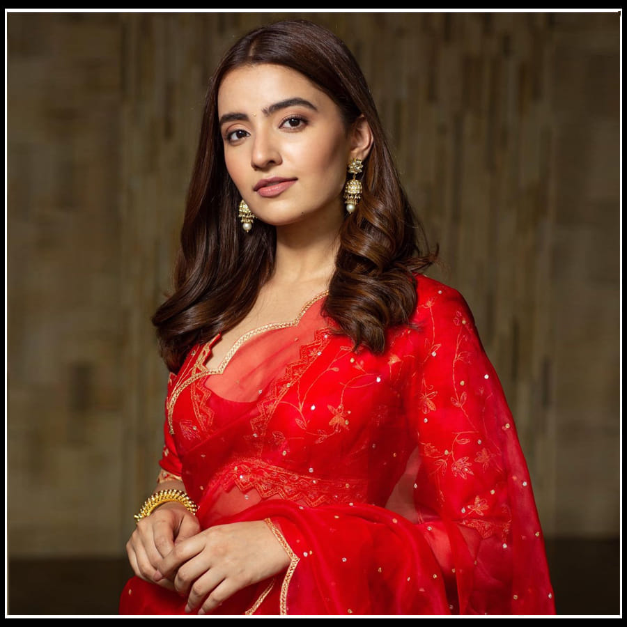 Rukshar Dhillon: రెడ్ శారీలొ క్యూట్ లుక్స్ తో ఎట్రాక్ట్ చేస్తున్న ...