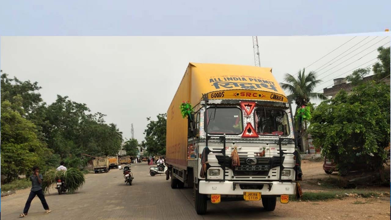 Lorry Theft: మరీ ఇలా ఉన్నారేంట్రా..! డ్రైవర్ నిద్రపోతుండగా షాకింగ్ సీన్ ...