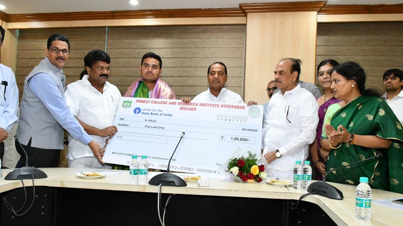 IFS ranker Raju: ఐఎఫ్ఎస్ ర్యాంక‌ర్ రాజు మంత్రుల ప్రశంసలు.. స‌న్మానించిన ...