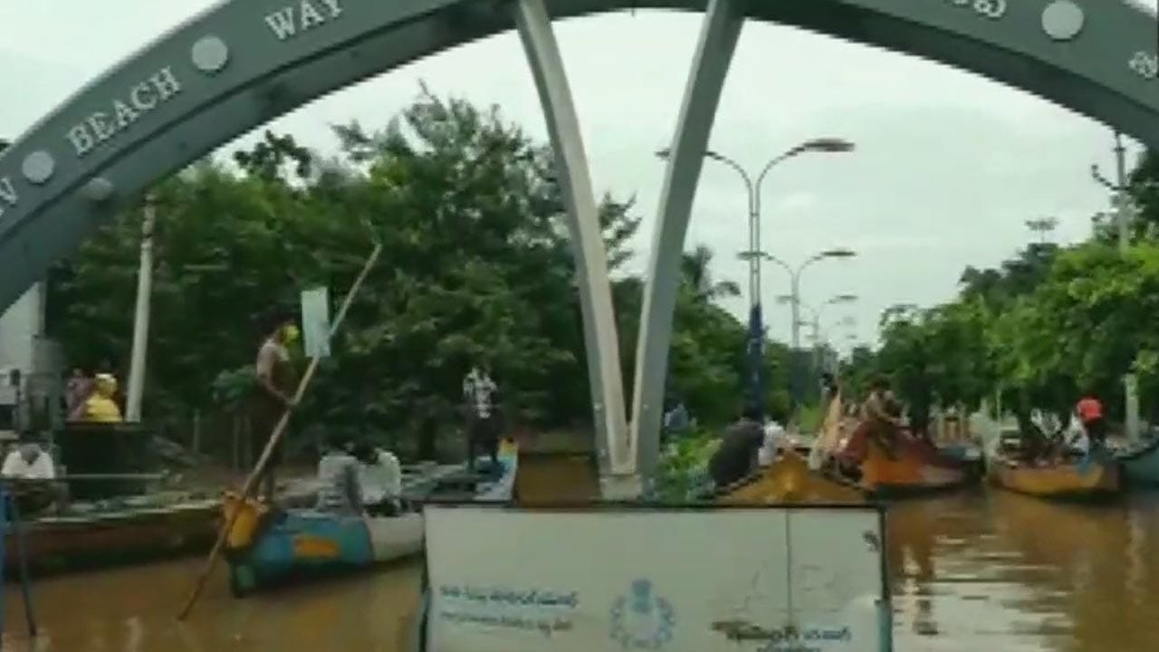 Yanam: యానాంను చుట్టుముట్టిన వరద.. నడుం లోతు నీళ్లల్లో బిక్కుబిక్కుమంటూ ...