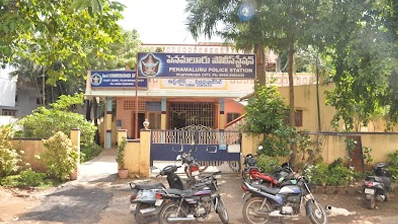 Andhra Pradesh: స్టేషన్ కు చేరిన విచిత్ర కేసు.. బుగ్గ కొరికేశాడంటూ ...