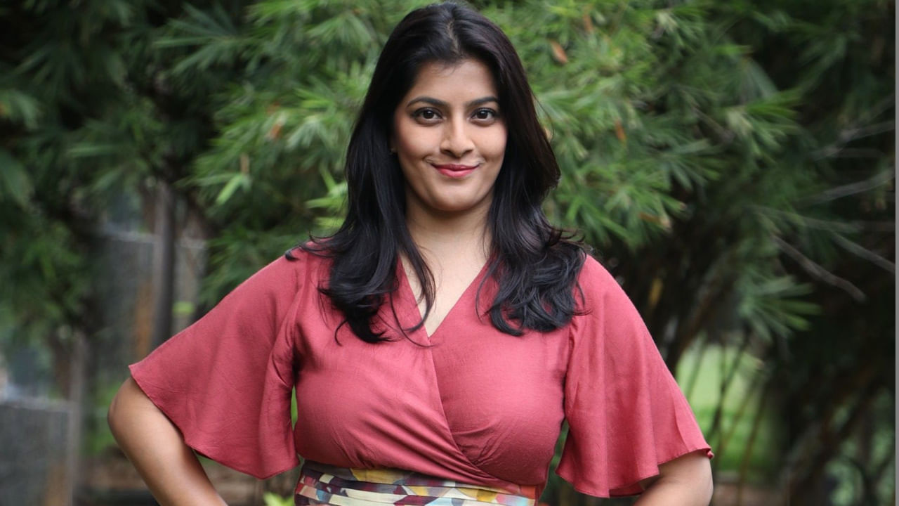 Varalaxmi Sarathkumar: "అంత పొగరా"..? వరలక్ష్మీ పై విరుచుకుపడుతున్న నెటిజన్లు.. కారణం ఏంటంటే ...