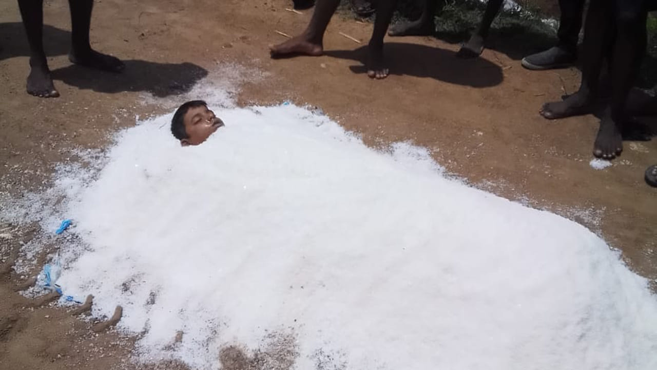 కళ్ల ముందు అచేతనంగా కన్నపేగు.. తిరిగి బతికించుకునేందుకు ఆ తల్లిదండ్రులు ...