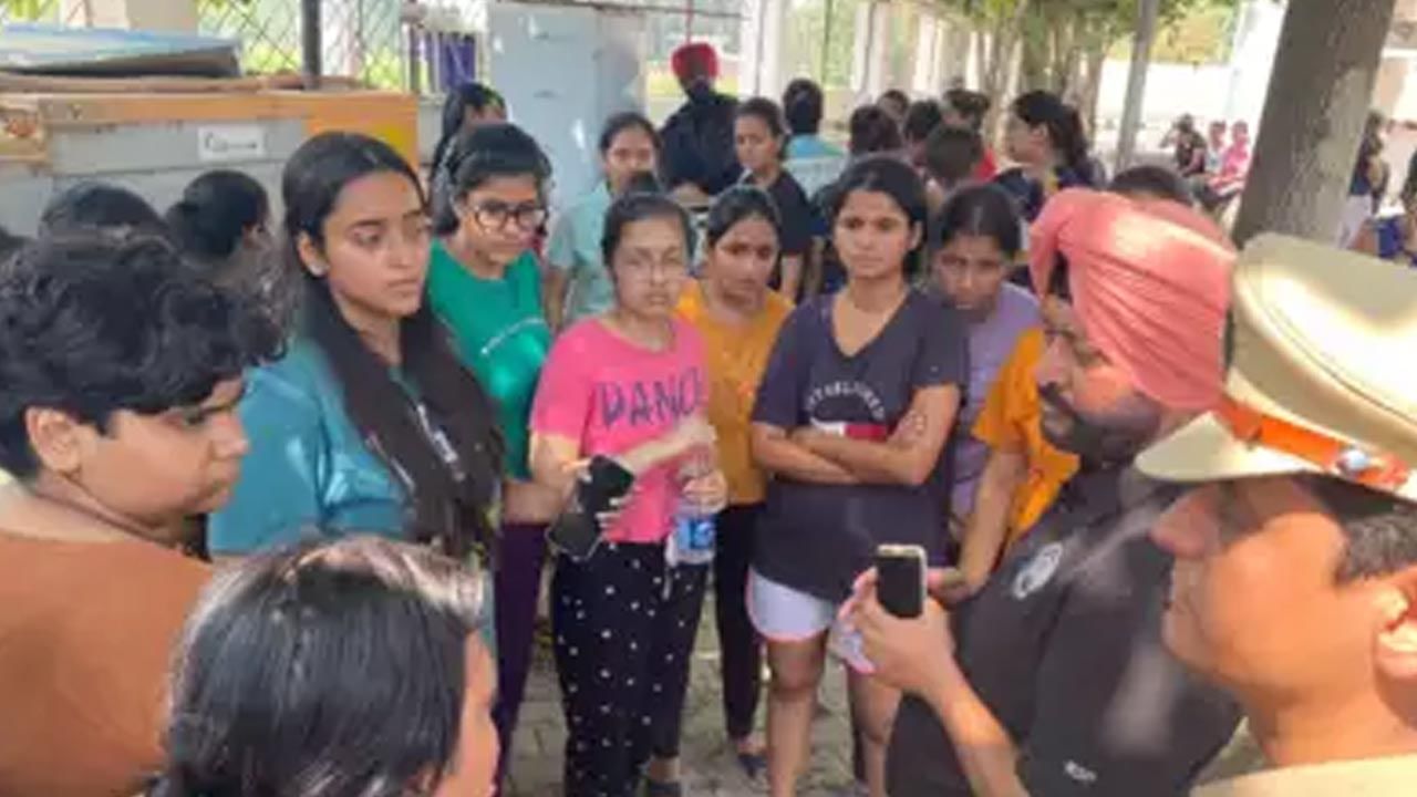Chandigarh University: అట్టుడుకుతున్న చంఢీఘడ్ యూనివర్సిటీ.. లీకైంది ఆ ... Chandigarh University: అట్టుడుకుతున్న చంఢీఘడ్ యూనివర్సిటీ.. లీకైంది ఆ ...