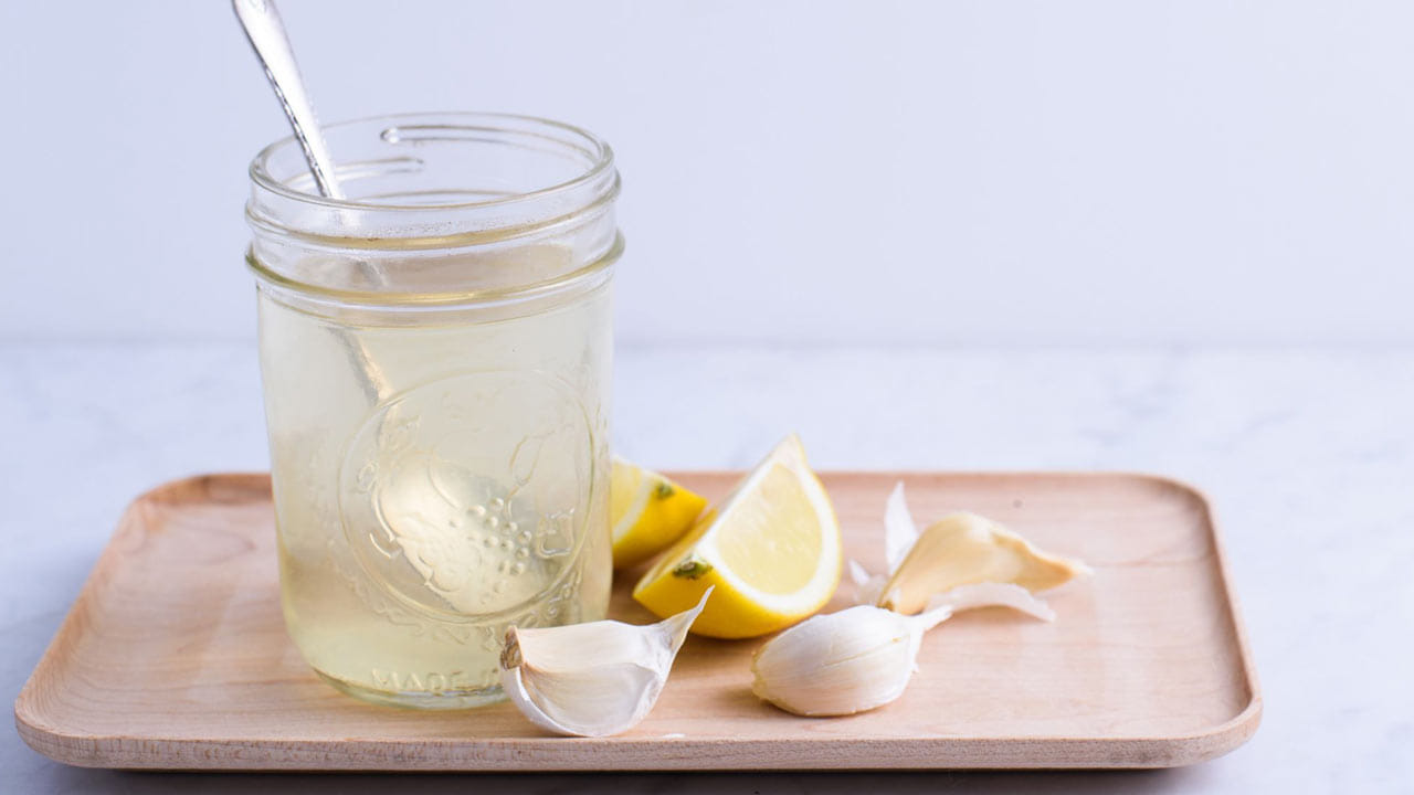Garlic Water: ఆ సమస్యలకు దివ్యఔషధం వెల్లుల్లి నీరు.. రోజూ పరగడుపున ...