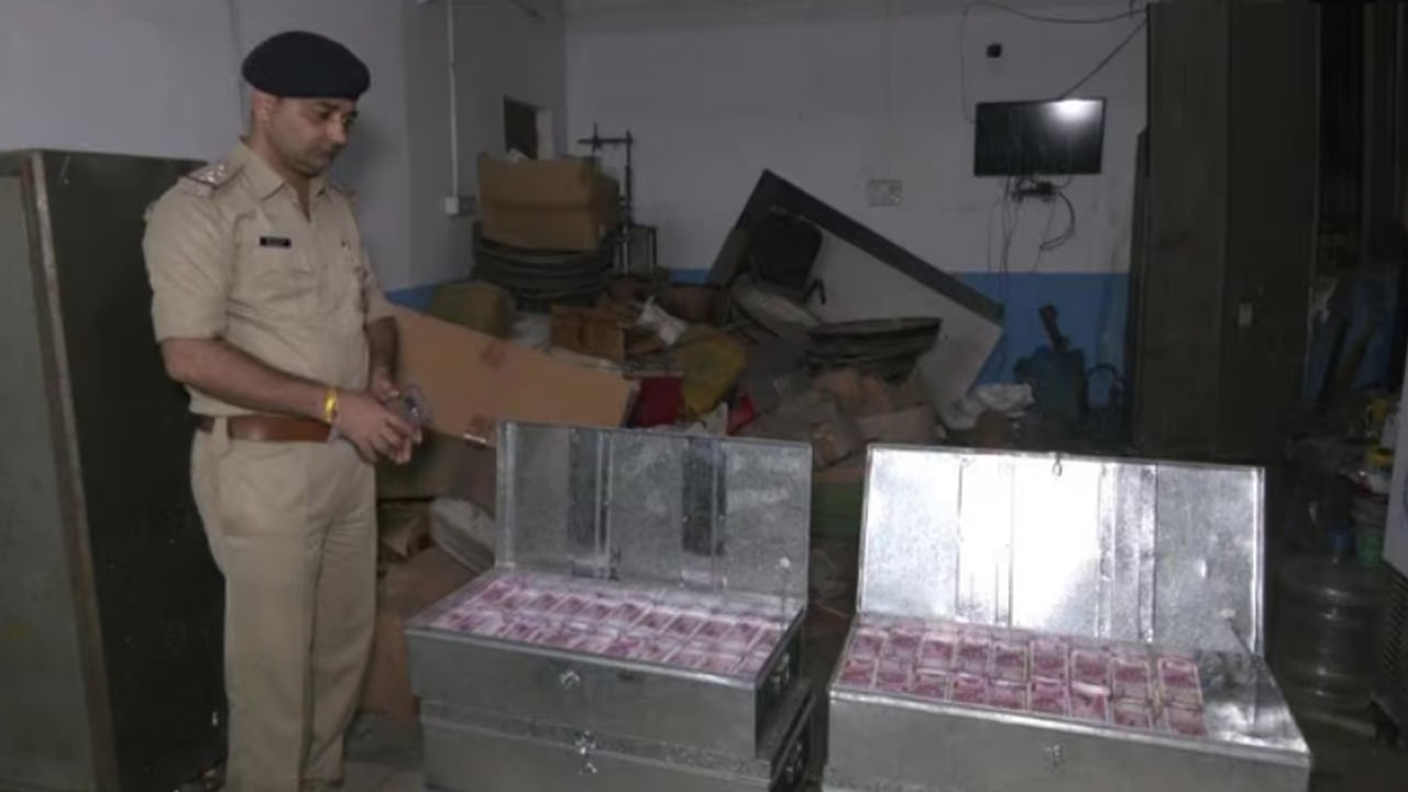 అంబులెన్స్‌లో అనుమానాస్పద పెట్టెలు.. తీరా తెరిచి చూస్తే రూ.25.80కోట్లు ...