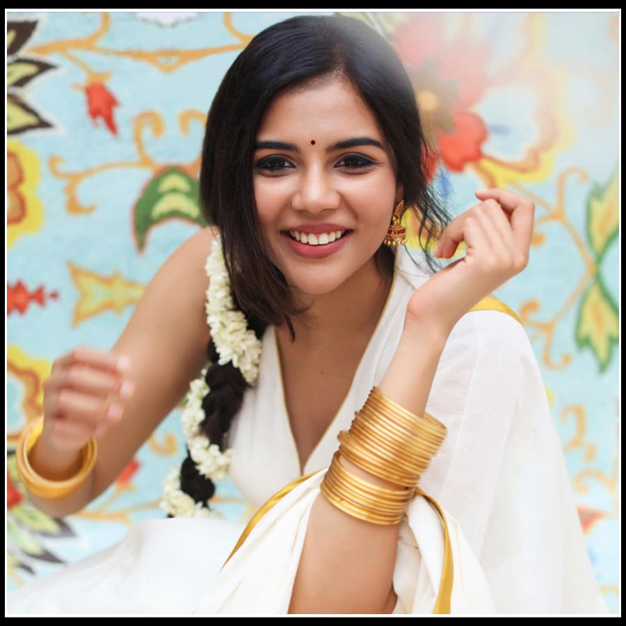 Kalyani Priyadarshan: చీరకట్టు ఫొటోస్ తో ఫ్యాన్స్ ను అలరిస్తున్న ...