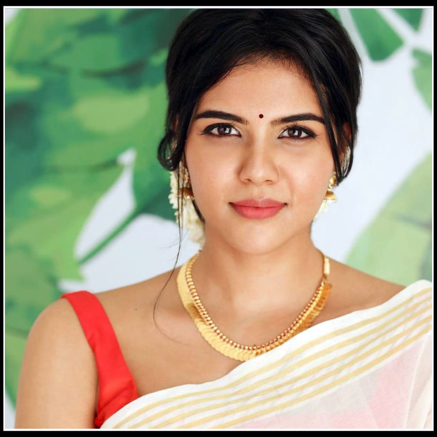 Kalyani Priyadarshan: పుత్తడి బొమ్మకి చీర కడితే ఇదిగో ఇలానే ఉంటుంది ఏమో.. 'క‌ళ్యాణి ప్రియ‌ద ...