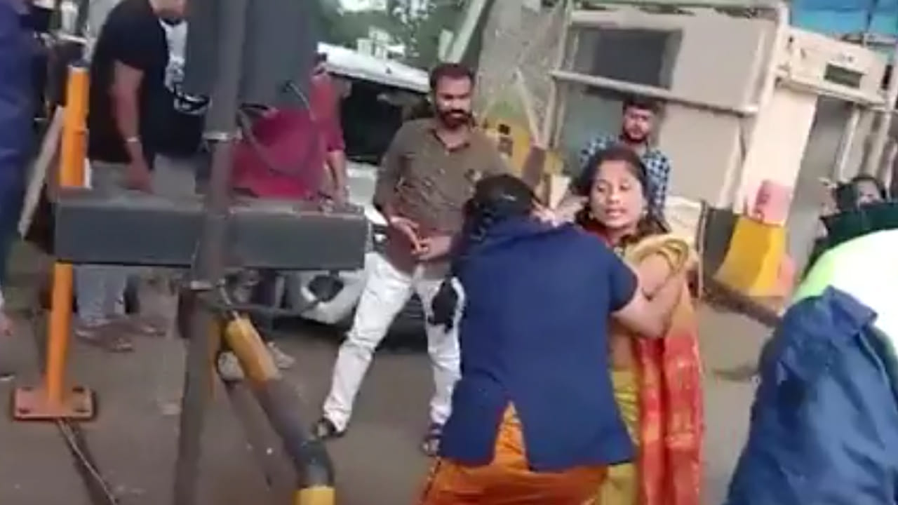 Viral Video: టోల్‌ప్లాజా వద్ద పొట్టు పొట్టుగా కొట్టుకున్న ఇద్దరు మహిళలు ...