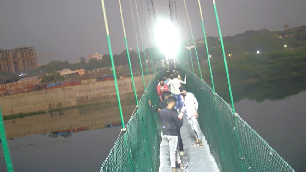 Morbi bridge collapse: కేబుల్ బ్రిడ్జ్ కూలిపోతున్న దృశ్యాలు.. సెకన్ల ...
