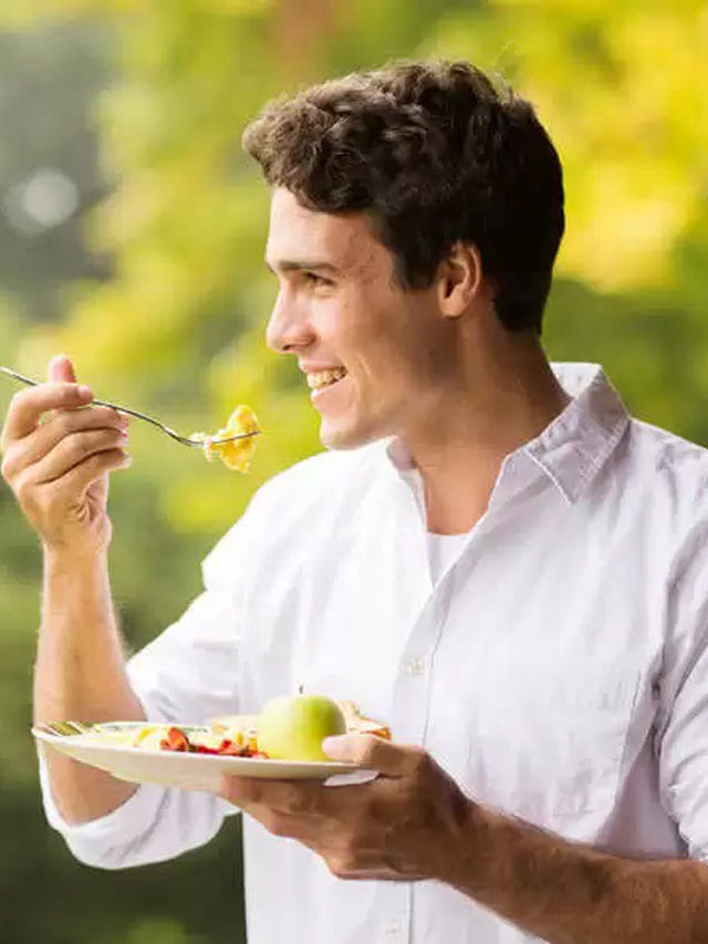 నిలబడి ఆహారం తింటే కలిగే దుష్ప్రభావాలు.. – TV9 Telugu