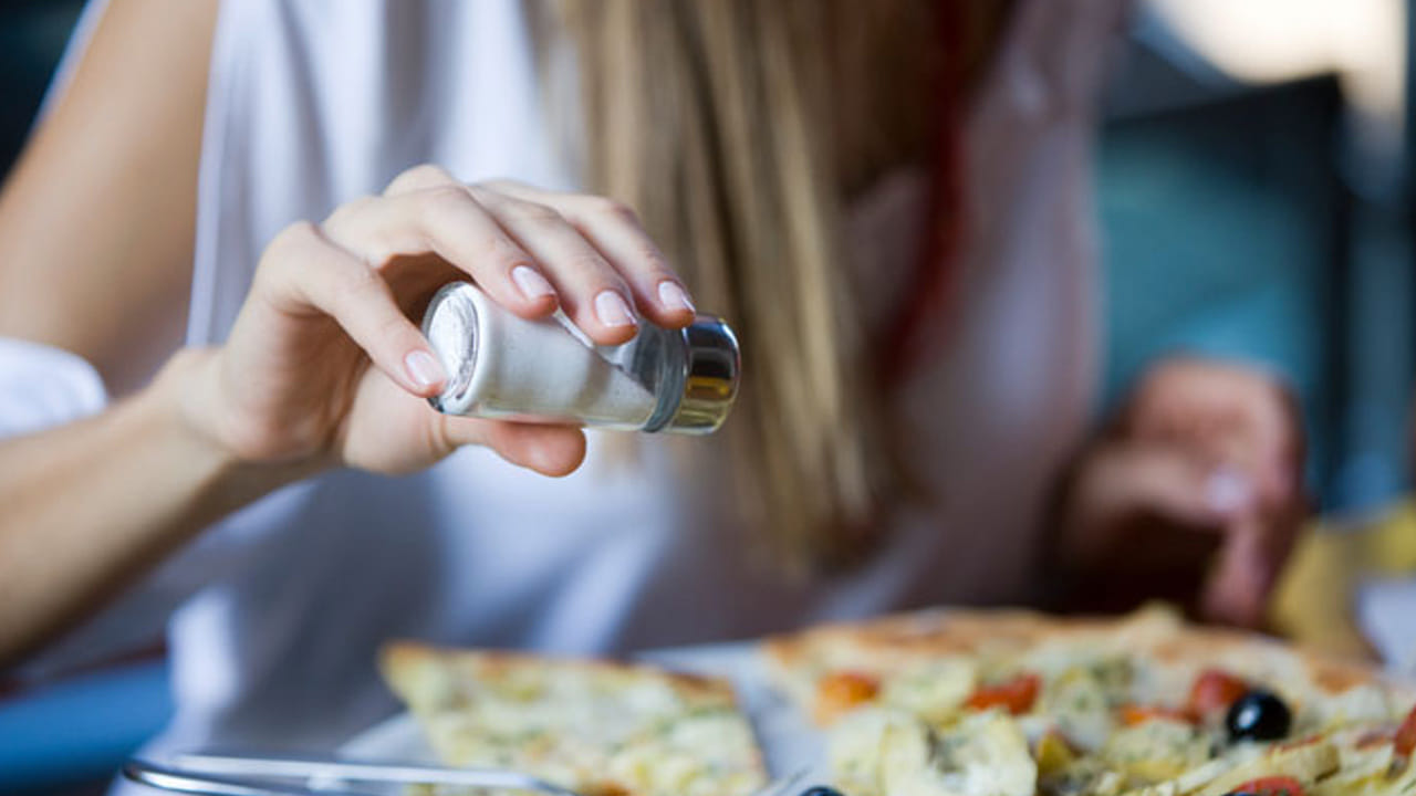 Salt side effects: అంచుకు ఉప్పు వేసుకుంటున్నారా.? పరిశోధనల్లో తేలిన ...