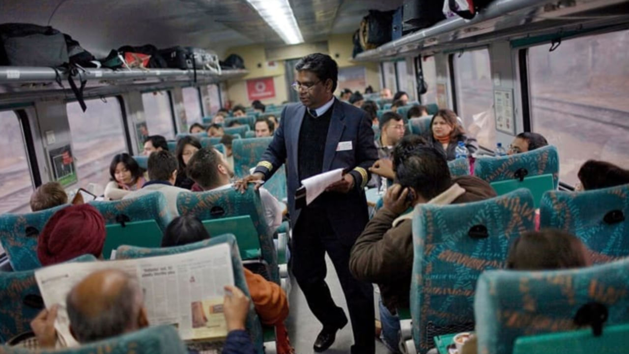 TTE Seat in Train: రైలులో టీటీఈకి సీటు కూడా ఉంటుంది తెలుసా.. అతను ఏ కోచ్‌లో ఉంటాడో తెలుసుకోండి ...