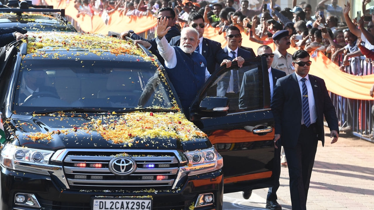 PM Modi: హుబ్లీ లో ప్రధాని మోదీ రోడ్ షో.. 30వేలకు పైగా యువతీ యువకులతో ...
