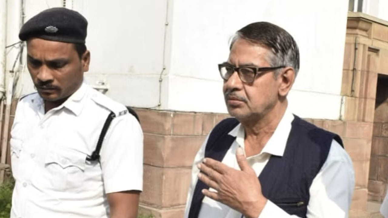 Viral: ఇప్పటివరకు ఫేక్‌ డాక్టర్స్‌, ఫేక్‌ ఆఫీసర్స్‌ను చూశాం.. ఈయన ఏకంగా ...