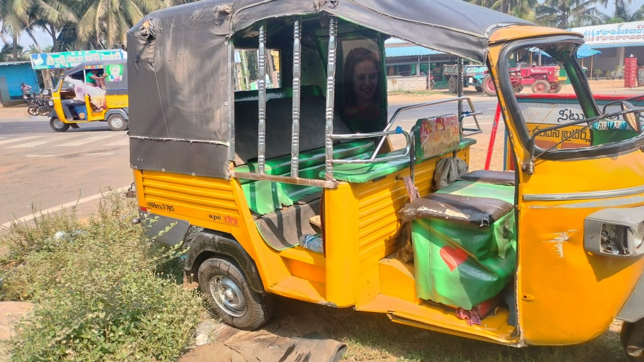 Andhra Pradesh: పదవ తరగతి పరీక్షకు ఆటోలో బయలుదేరిన విద్యార్థులు ...