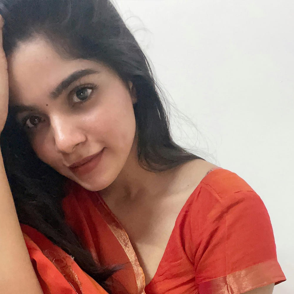 Divya Bharathi: మైండ్ బ్లోయింగ్ స్టిల్స్ తో కుర్రకారును ఆకట్టుకుంటున్న ...