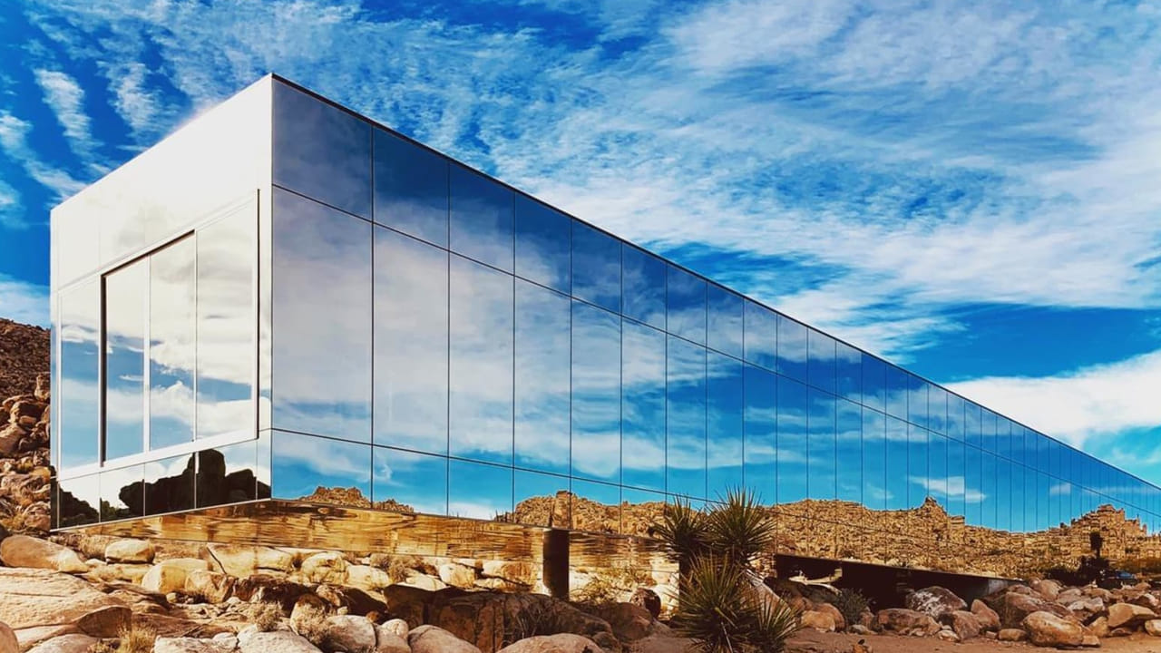 ఇంటిలో 3 బెడ్‌రూమ్‌లు, 4 బాత్‌రూమ్‌లు, 100-అడుగుల ఇండోర్ పూల్‌తో సహా ...