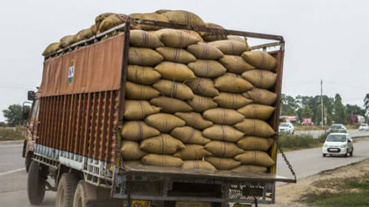 Vizag: ధాన్యం తరలిస్తున్న వ్యాన్‌ను ఆపిన పోలీసులు.. పైన అన్నీ వరి ...