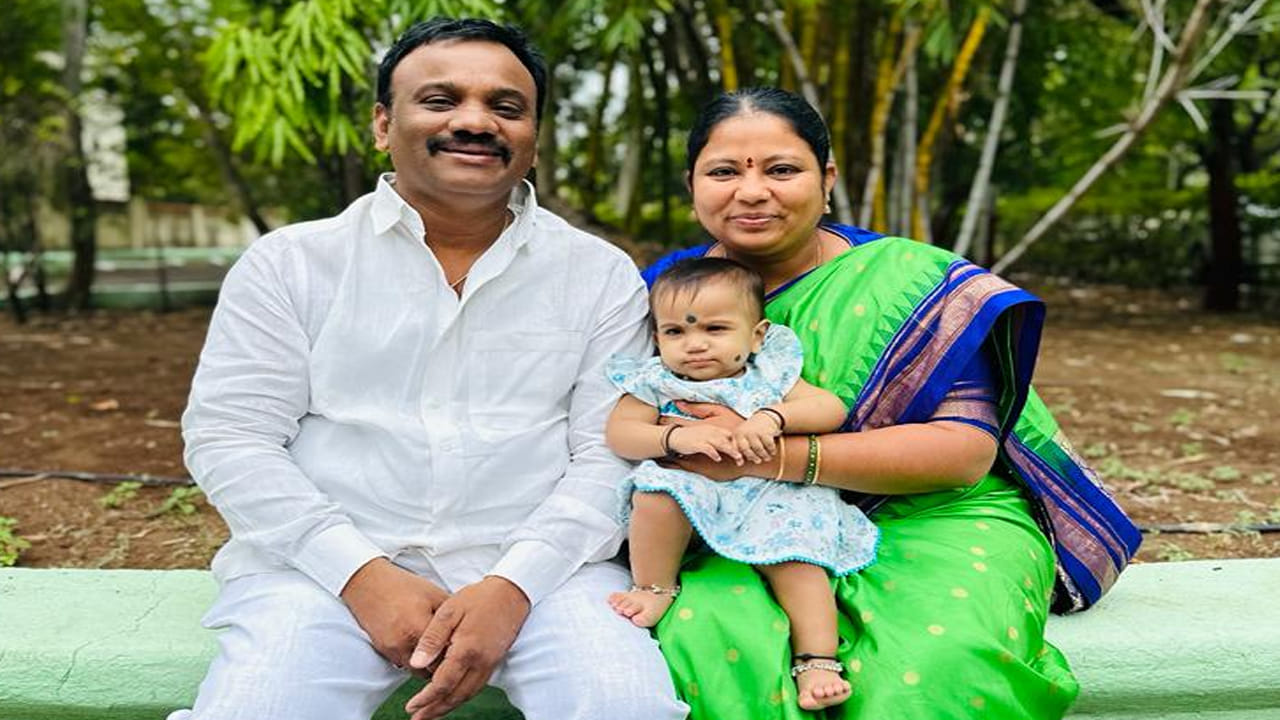 Telangana: తల్లి కోసం పరితపిస్తున్న పాప.. ప్రజా సేవలో అమ్మ.. - Telugu ...