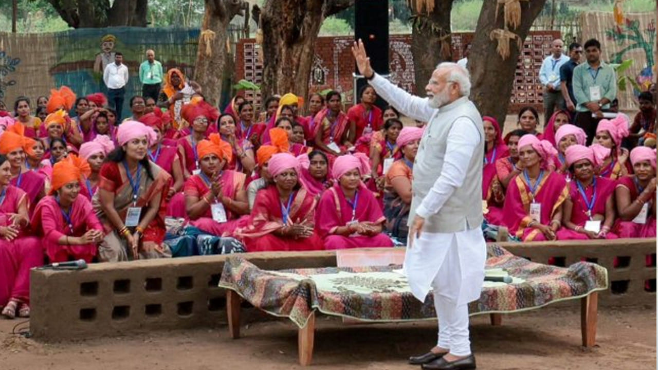 PM Modi: గిరిజన మహిళలతో ప్రధాని మోదీ ఆసక్తికర సంభాషణ.. వారితో కలిసి ...