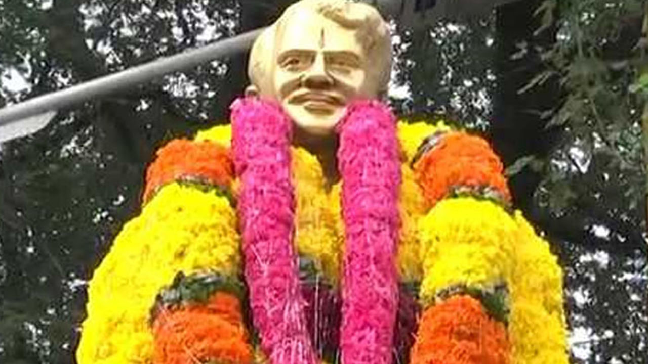 Vangaveeti Ranga: తెలంగాణలోనూ వంగవీటి రంగా విగ్రహం.. ఆవిష్కరించిన ...