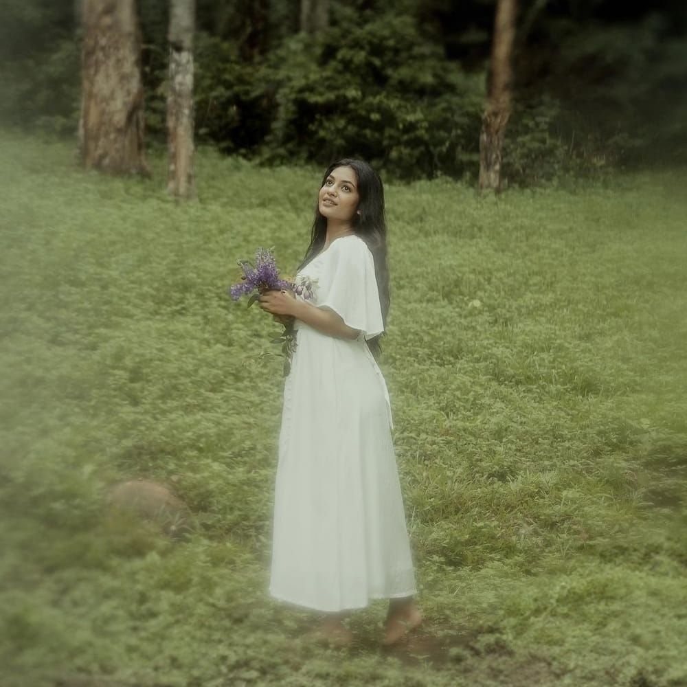 Ivana: అందం , అభినయం కలగలిపిన వెన్నెలలా.. ప్రకృతి ఒడిలో 'ఇవానా' వావ్ ...