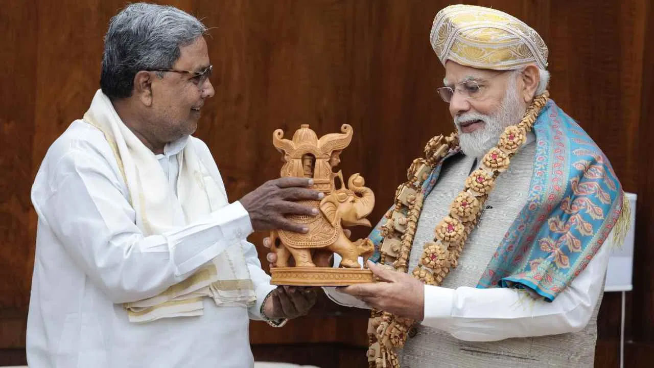 Siddaramaiah Meets PM Modi: ప్రధాని మోదీకి స్పెషల్ గిఫ్ట్ బహూకరించిన ... Siddaramaiah Meets PM Modi: ప్రధాని మోదీకి స్పెషల్ గిఫ్ట్ బహూకరించిన ...