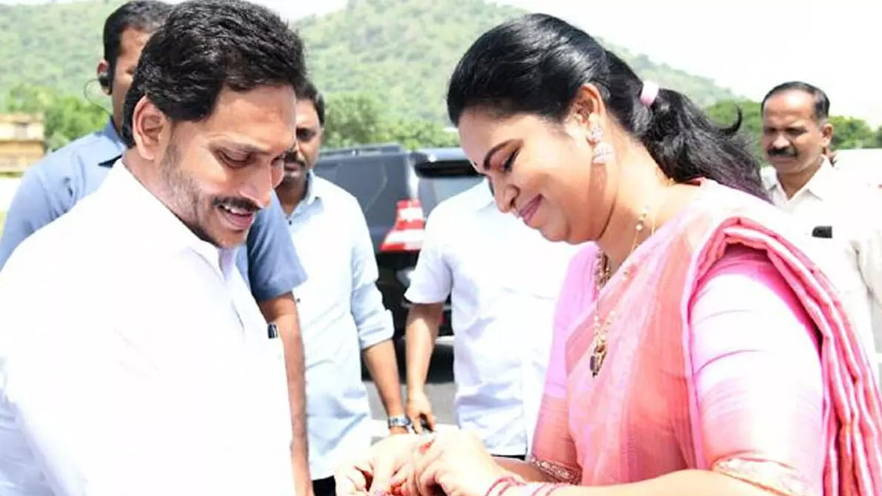 Vidadala Rajini: రక్షాబంధన్ సందర్భంగా ముఖ్యమంత్రి జగన్ కు రాఖీ కట్టిన ...