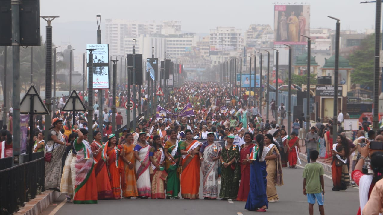 Heritage Saree Walk: 6000 మంది మహిళలు.. అందరూ చీరలు ధరించి ఏం చేశారో ...