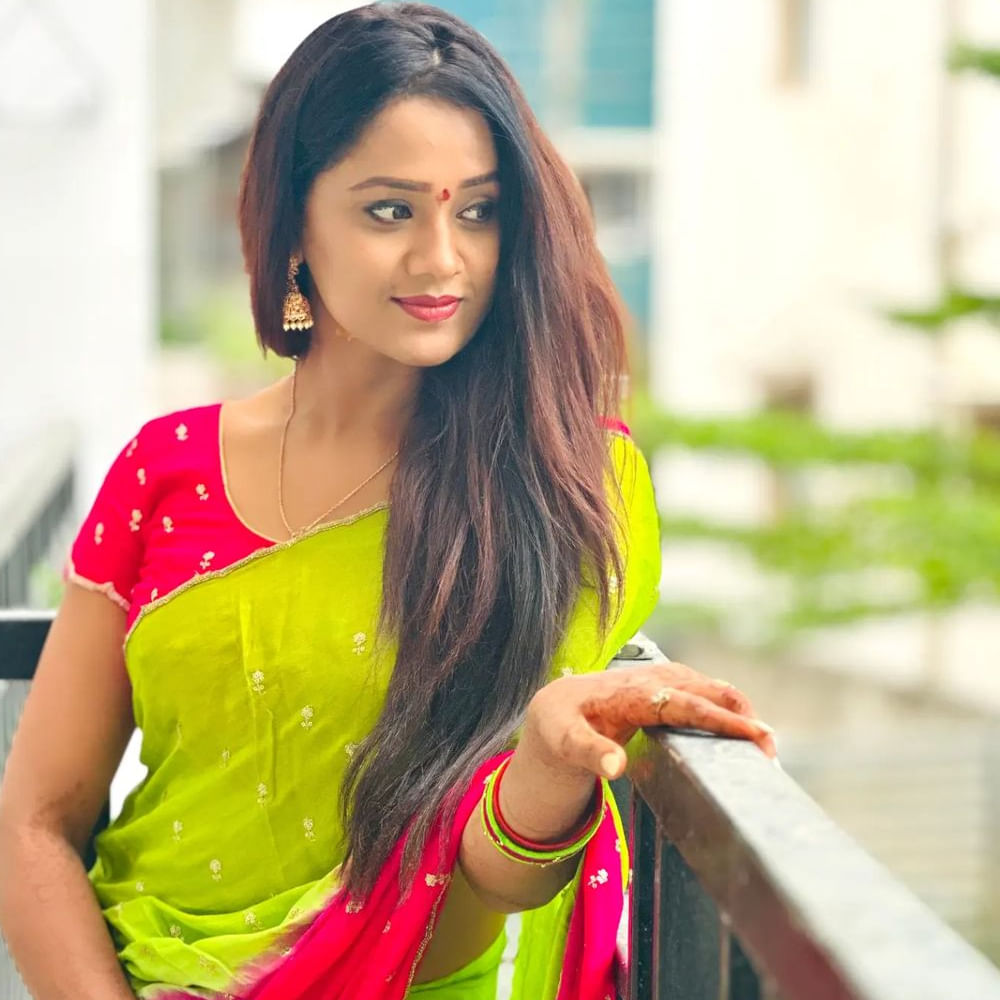 ఏముందండి బాబు అమ్మాయి.. కీర్తిని ఇలా చూస్తూ ఉండిపోవాల్సిందే.. బ్యూటిఫుల్ లుక్స్.. | TV9 Telugu